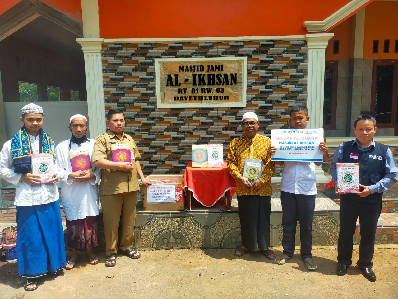 LAZ Al Azhar Cilacap Salurkan Wakaf Alquran untuk Cetak Generasi Qurani