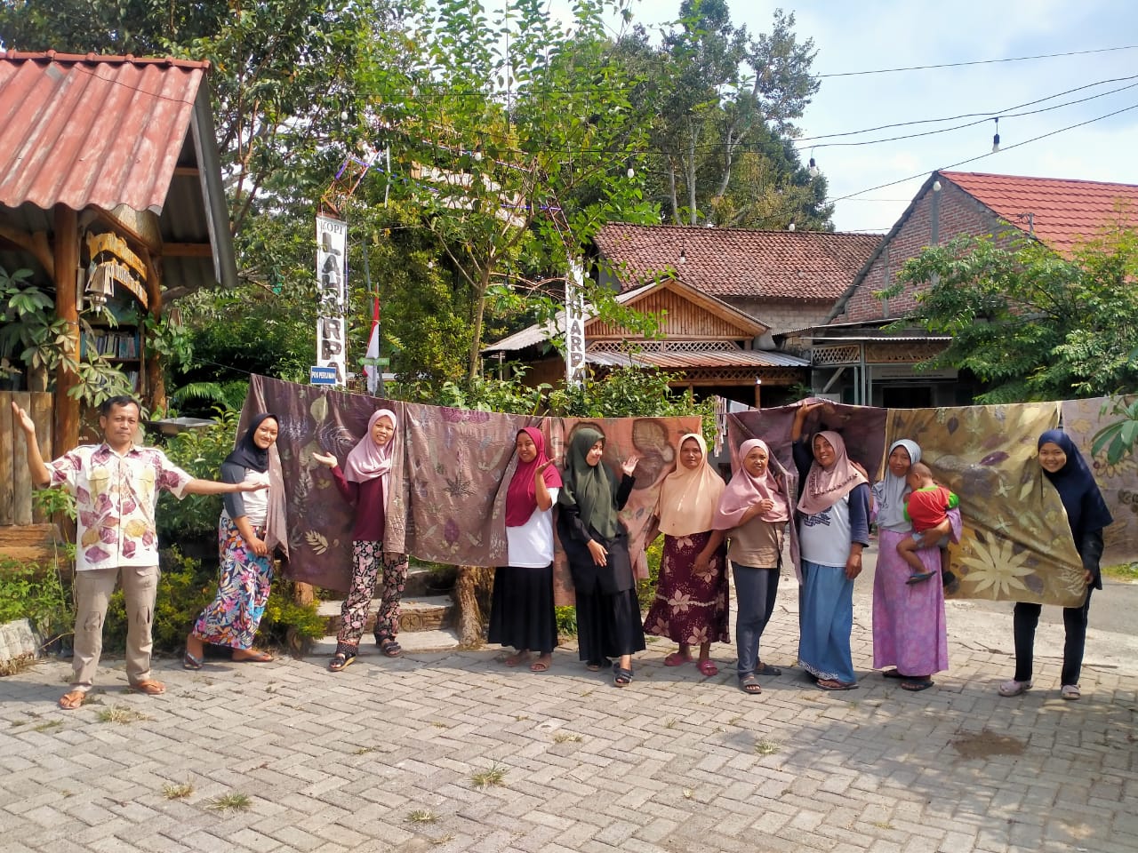 Sukseskan Program Ekonomi Kreatif, Ibu-ibu Dusun Laharpang Ikuti ...