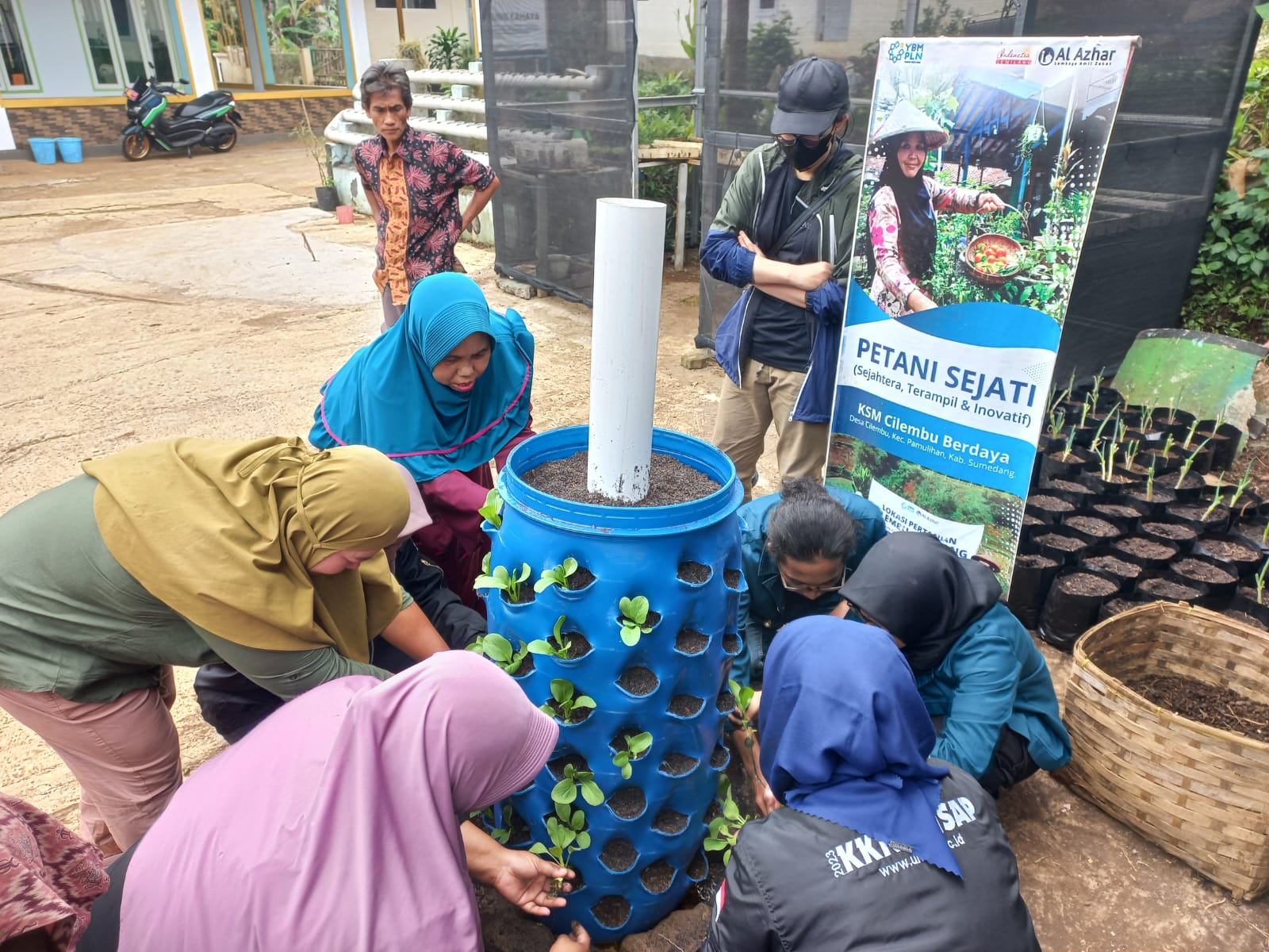 LAZ Al Azhar dan Mahasiswa KKN ITB Gelar Pelatihan Vertikultur di Saung ...
