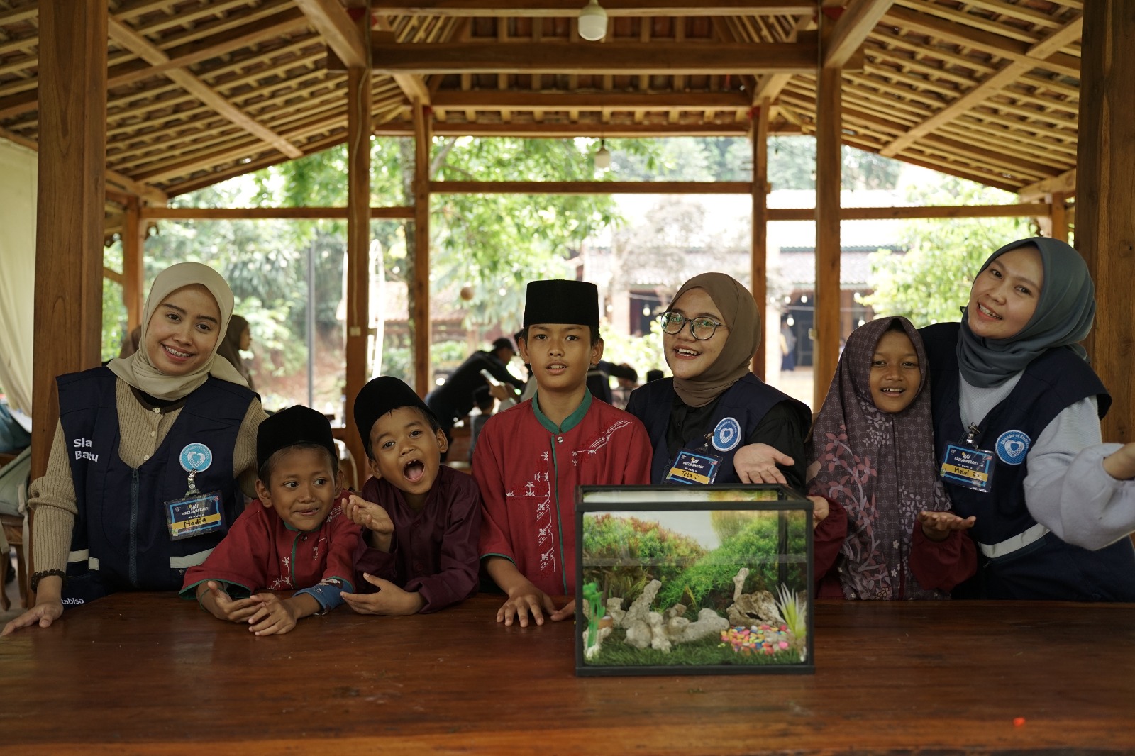 LAZ Al Azhar Ajak Anak Yatim Berkarya, Bikin Aquascape Bersama