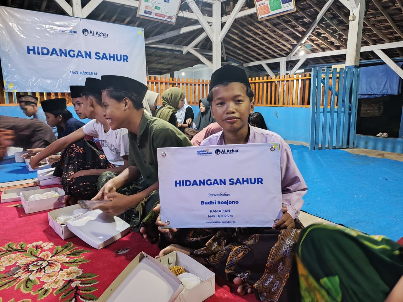 LAZ Al Azhar Salurkan 100 Paket Sahur bagi Warga dan Santri di Kampung ...